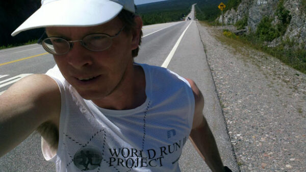 Deen loopt tweede keer rond aarde - RunningBE